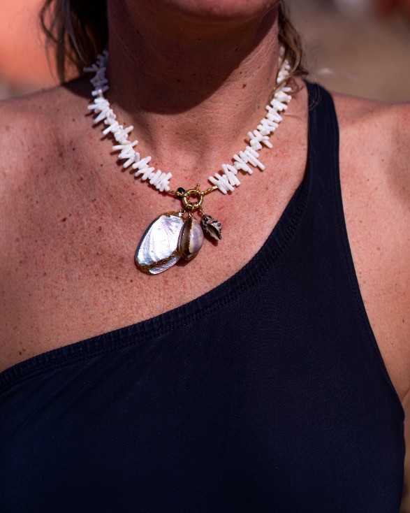 Collier corail blanc et pendentif coquillage